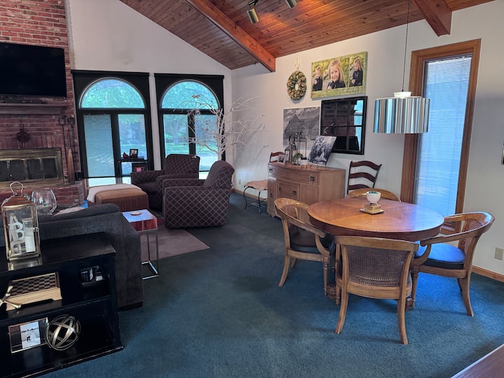 Private 5500sf Resort Lodge +$140 Gift Basket - Lincoln, NE