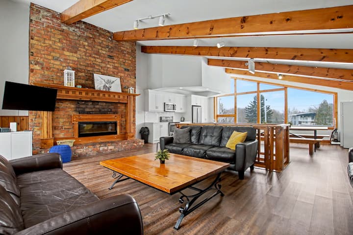 Large Blue Mountain Chalet Near Village Sleeps 20 - Collingwood