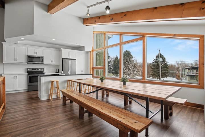 Large Blue Mountain Chalet Near Village Sleeps 20 - Collingwood