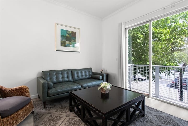 Quiet And Spacious Townhouse Steps From The Beach - Miami Beach, FL