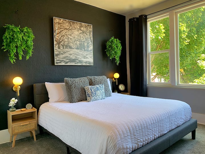 *King Bed *Mt Rainier View *Wa State Fair - Puyallup, WA