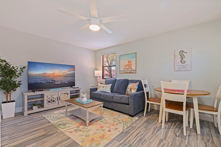 Charming Hideaway -Pool, Patio, Walk To Gulf Sands - St. Pete Beach, FL