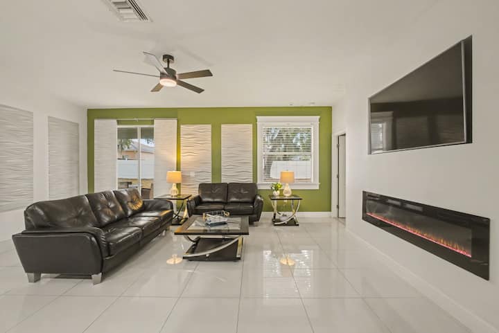 *Arcade/pool Table Next To Silversprings Park - Ocala, FL