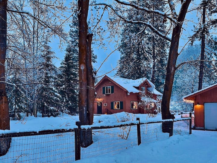 Creekside Retreat | 3 Kings + Hot Tub + Yard - Leavenworth, WA