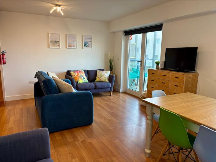 Modern Seaside Escape: Spacious Balcony Bliss - Newquay