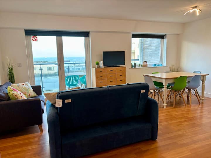 Modern Seaside Escape: Spacious Balcony Bliss - Crantock