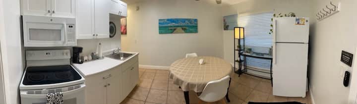 Onebedroom Guestsuite Fullkitchen Private Entrance - Royal Palm Beach, FL
