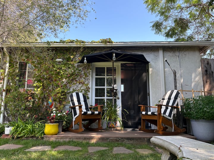 Cozy Cottage Getaway King Bed Ac Kitchen Garden - Santa Monica, CA