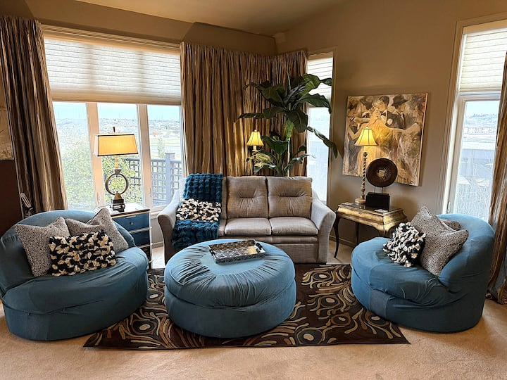 Premier Retreat_king & Queen_luxurious Fenced Yard - Bismarck, ND
