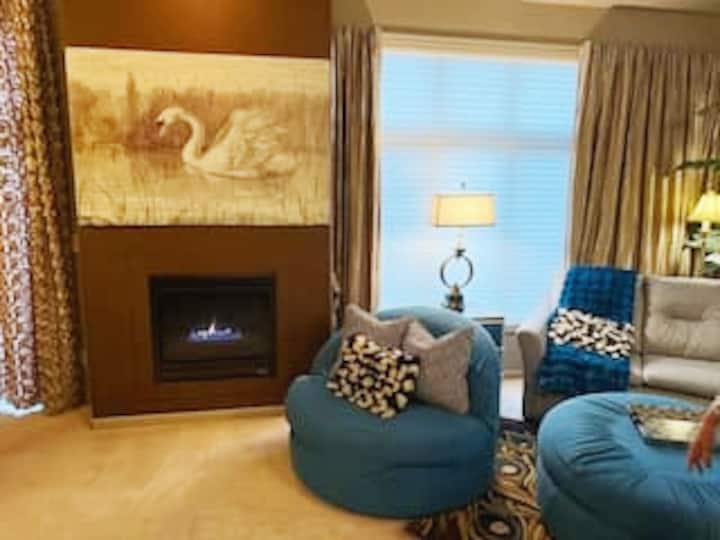 Luxury Escape_king Bed & Queen Bed_gas Fireplace - Bismarck, ND
