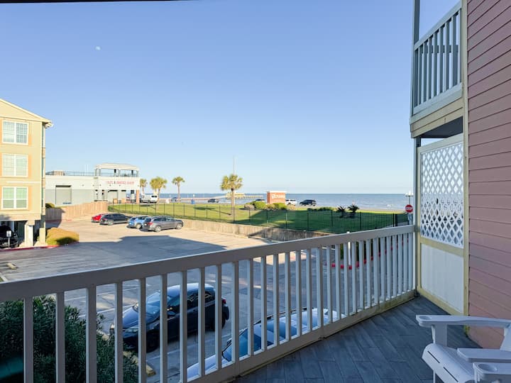 Tati’s Treasure! Beachfront! Sleeps 6! On Seawall! - Galveston, TX
