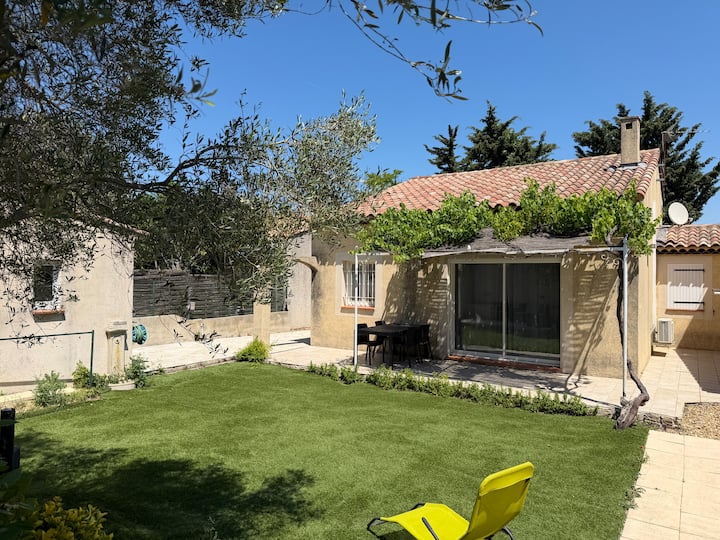 Jolie Maison Très Calme Au Coeur Du Village - Marignane