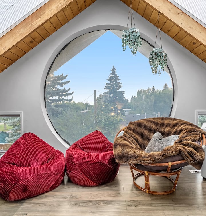 >Spacious, Family Friendly With King Bed - Calgary