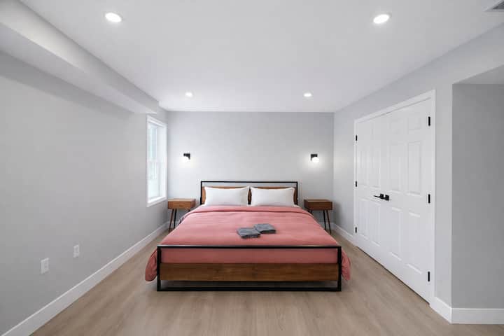 #11 -* 4 Bedrooms, 3 Baths! Sleeps Up To 10 - Bristol, CT