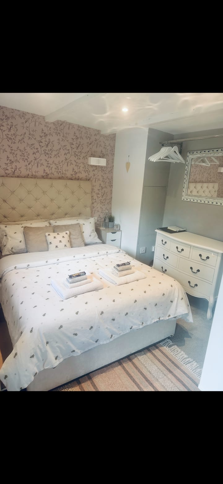 ‘Bumblebee Lodge’-retreat, Getaway, Business Stop. - Knutsford