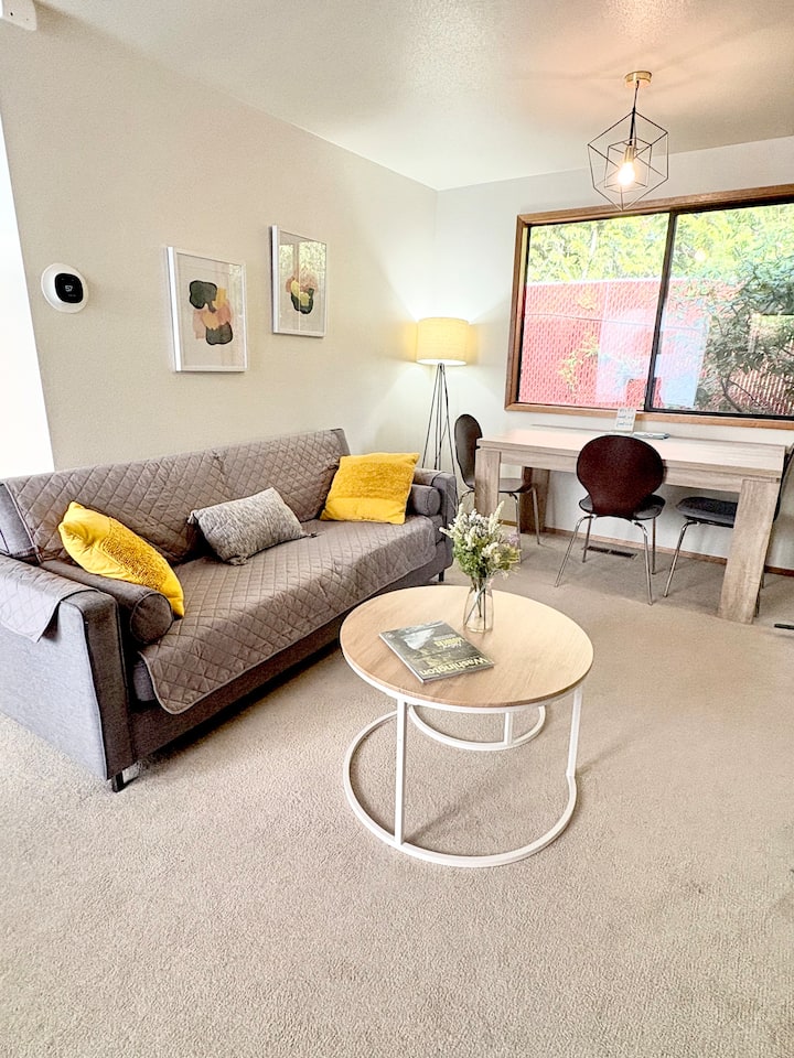 King Bed - Quiet Retreat, Private Entry & Laundry - Bellevue