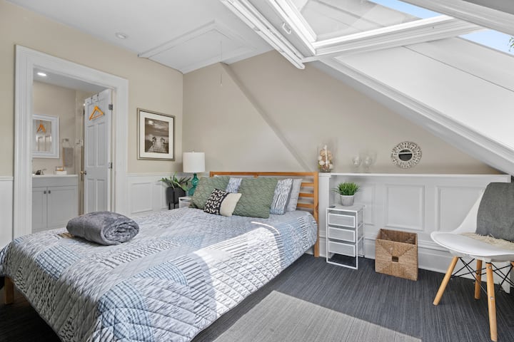 Historic Old South District Aft Castle Suite - Halifax