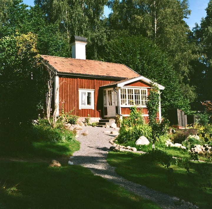 Traditionellt Torp På En Kulle Med Stor Trädgård - Östergötlands län
