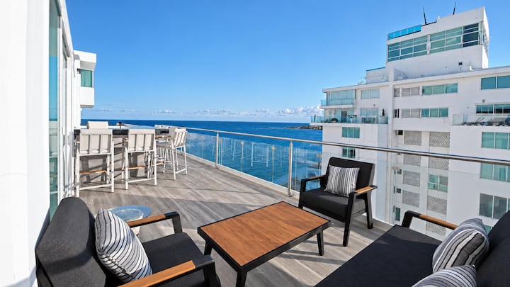 Brand New Furnishings Inside & Out - Beachfront! - Cancún