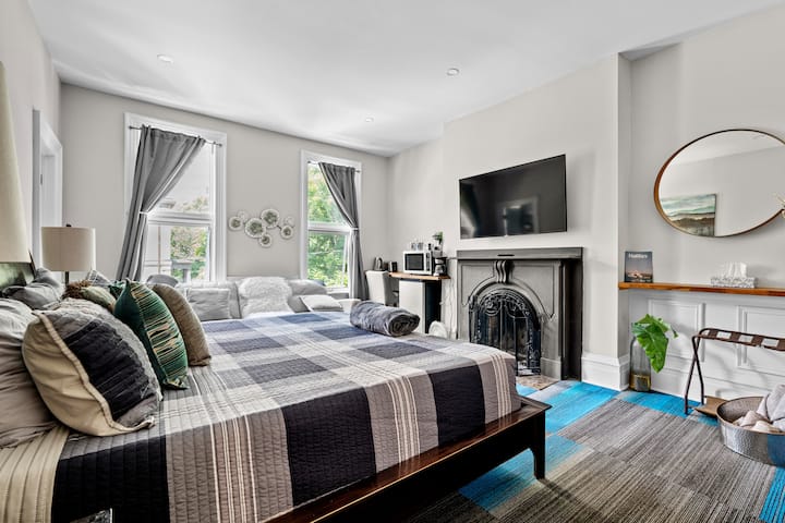 Historic Old South District Governors Suite - Halifax Regional Municipality