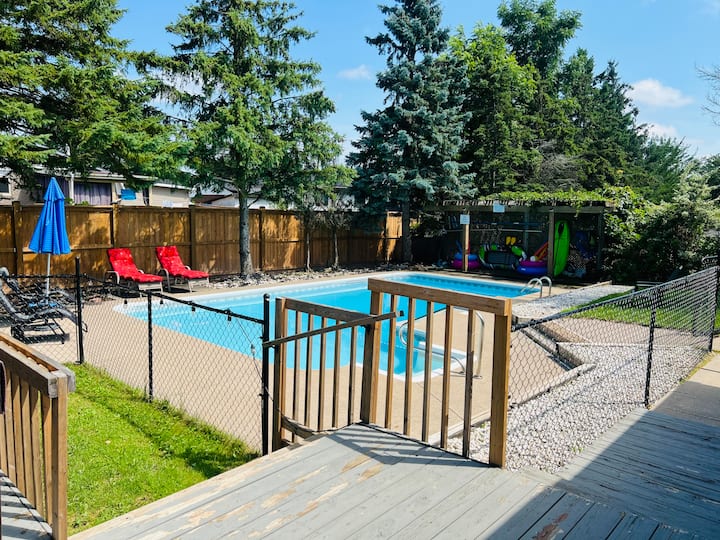 Cozy 3br Family Getaway - Niagara Pool Oasis - Niagara Falls