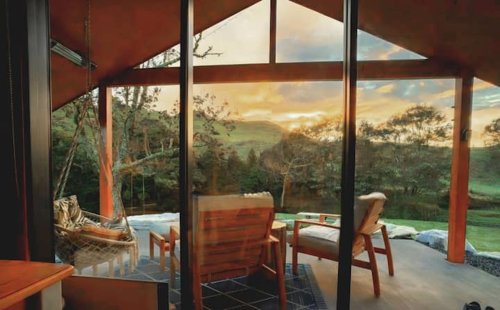 Romantic Riverside Cabin • 4-poster • Waikato Lux - New Zealand