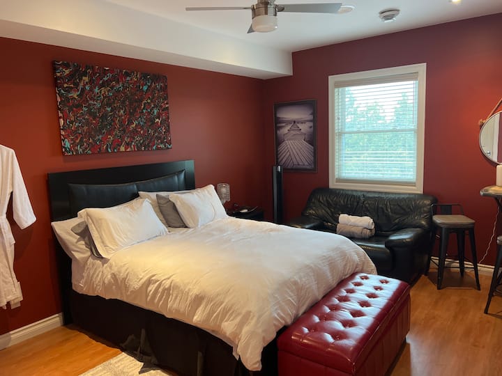 The Queen Red Room At Sunset Suites - Niagara-on-the-Lake