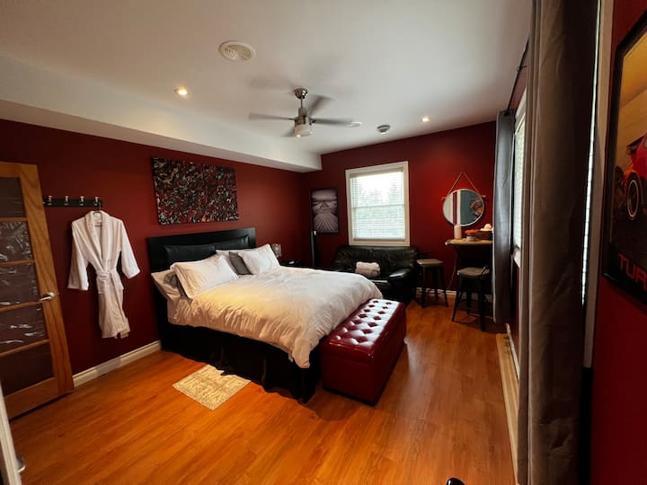 The Queen Red Room At Sunset Suites - Niagara-on-the-Lake