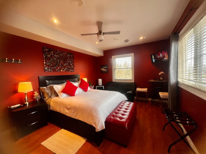 The Queen Red Room At Sunset Suites - Niagara-on-the-Lake
