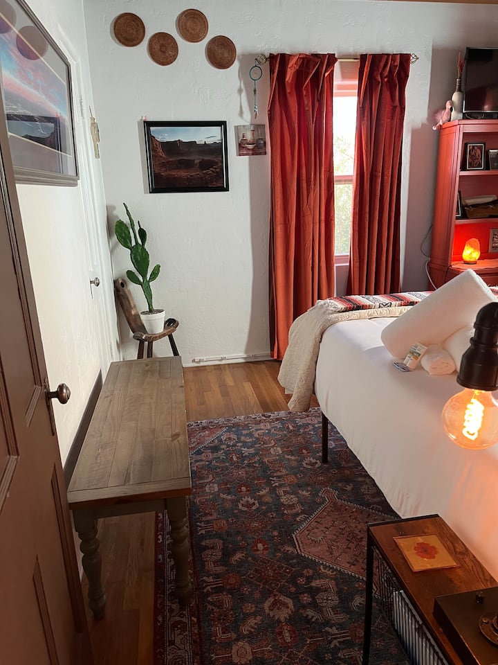 Nob Hill’s Casa Flamingo: King Safe Prime Location - Albuquerque, NM