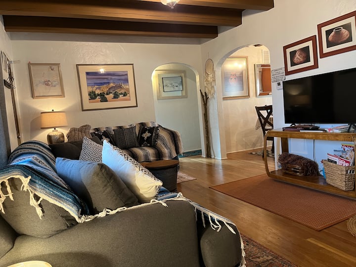 Nob Hill’s Casa Flamingo: King Safe Prime Location - Albuquerque, NM