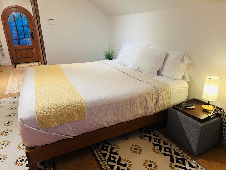 The Grey Wolf (Studio-style Loft Suite) - Lititz, PA