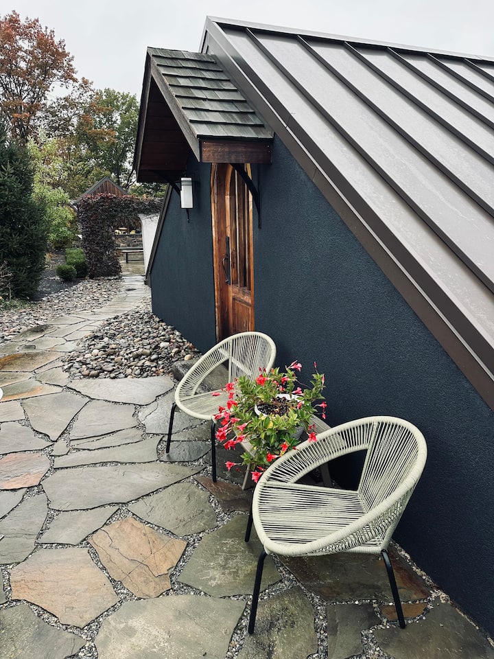 The Grey Wolf (Studio-style Loft Suite) - Lititz, PA