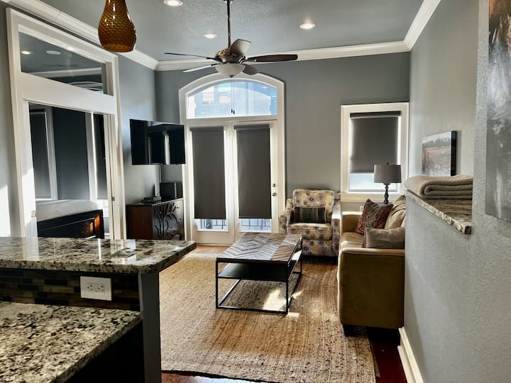 Dickson Street Condo - Fayetteville, AR