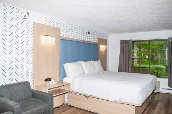 Elegant Royal Comfort King Room - Wells, ME