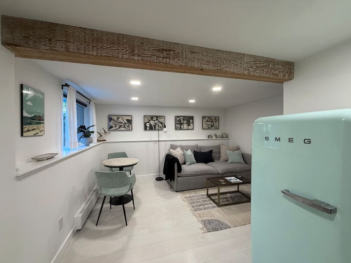 1 Bed Modernist Garden Suite- Two Bikes Included! - Vancouver