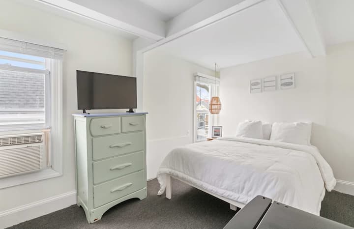 The Melrose, 2b - Double Bed & Bath: Romantic Geta - Deal, NJ