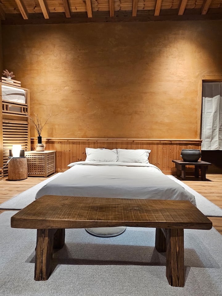 [덕산윗집] 따스한 벽난로 독채,나무와 황토의  힐링하기 좋은집 - South Korea