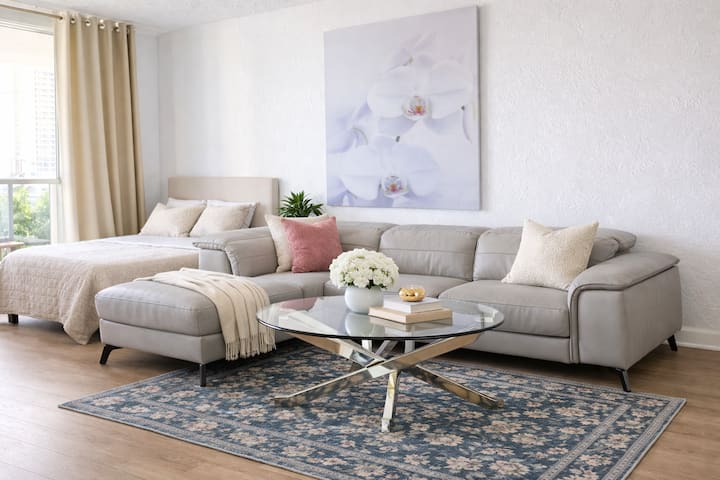 Sunny Isles Condo • Ocean View Balcony • Parking - North Miami, FL