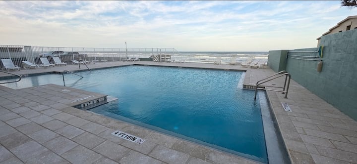 A Romantic Hideout Sea And City Views - Daytona Beach, FL