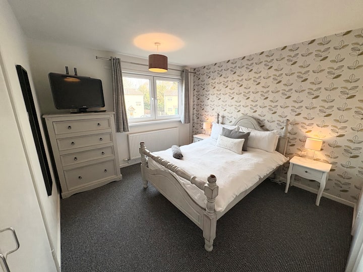 Large 2-br | City Home | Free Parking | Sleeps 6 - Hereford