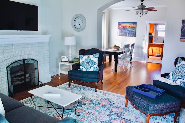 Clean And Cozy Craftsman Style Bungalow - Guthrie Lake, OK