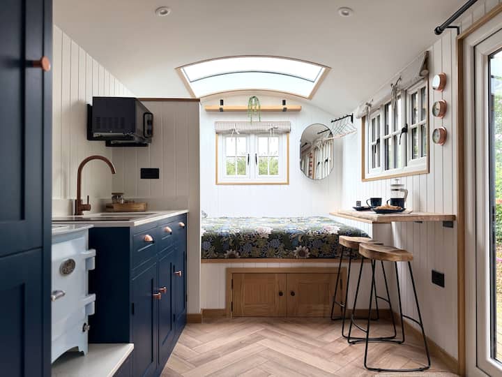 Luxury Shepherd’s Hut With Wood Fired Hot Tub - Padstow