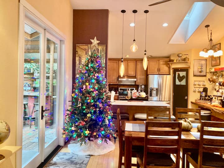 Redwoods~fireplace~xmas Tree ~Cozy Book Nook~spa~ - Guerneville, CA