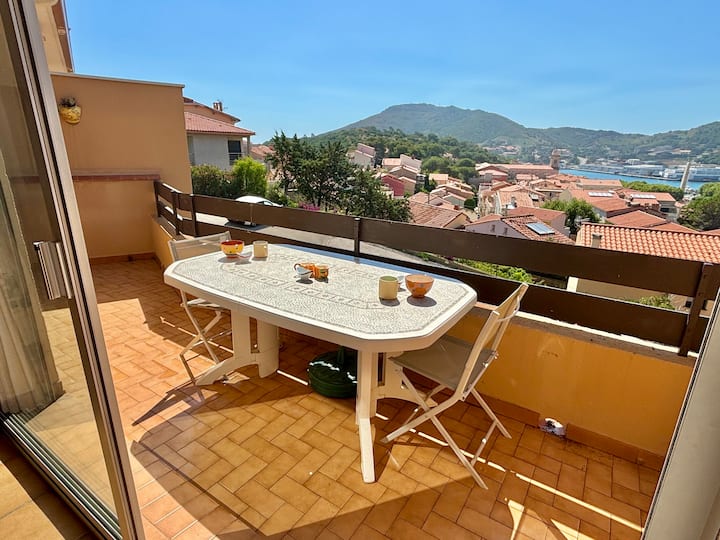 Super T2 à Port Vendres - Vue Sur Le Port - Collioure