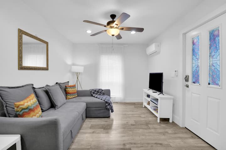 Eastside Enclave 1 Bdrm Apt W/ Fast Wi-fi Near Dt - Austin, TX