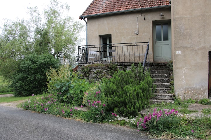 Cottage Overlooking Secluded Valley - Nolay
