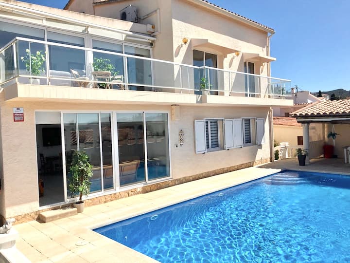 Large Private Vila - House With Pool - Roses