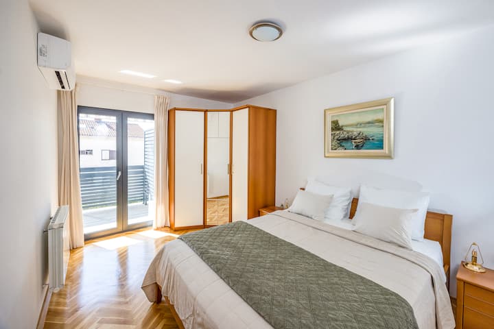 Centrally Located App With Gated Parking-milena 1 - Crikvenica