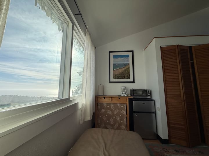 Loft Room Studio W/ Panoramic Ocean & Valley View! - Pacífica, CA